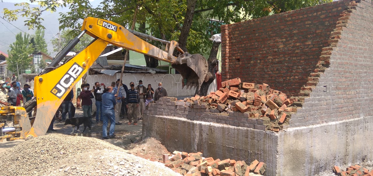 LAWDA demolishes illegal structures in green belt areas – Kashmir Media ...